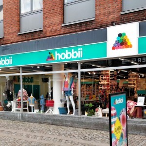 Garn, opskrifter og tilbehør fra Hobbii.dk - Leveret med kærlighed